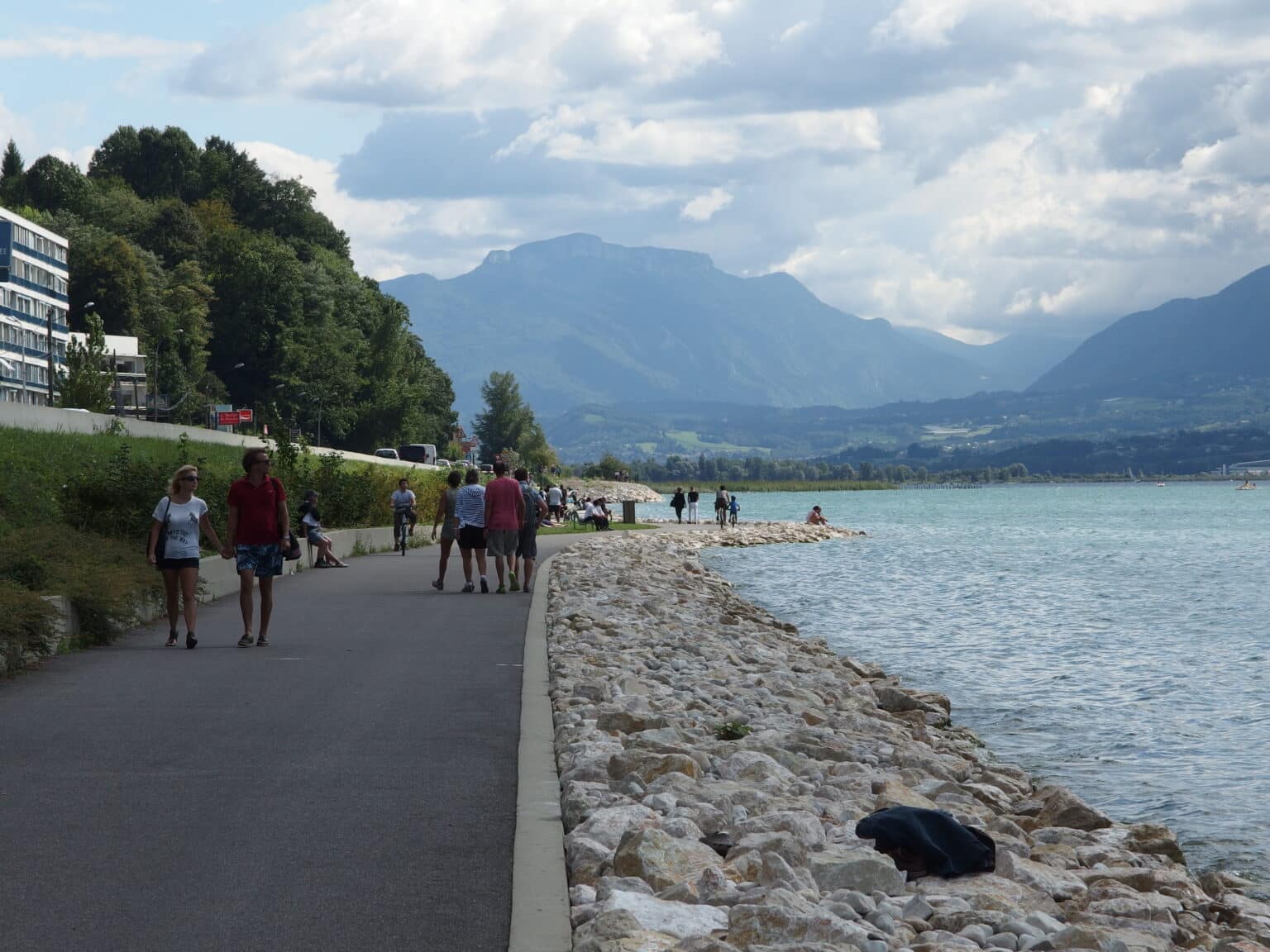 Top 10 most BEAUTIFUL lakes in France to visit, RANKED