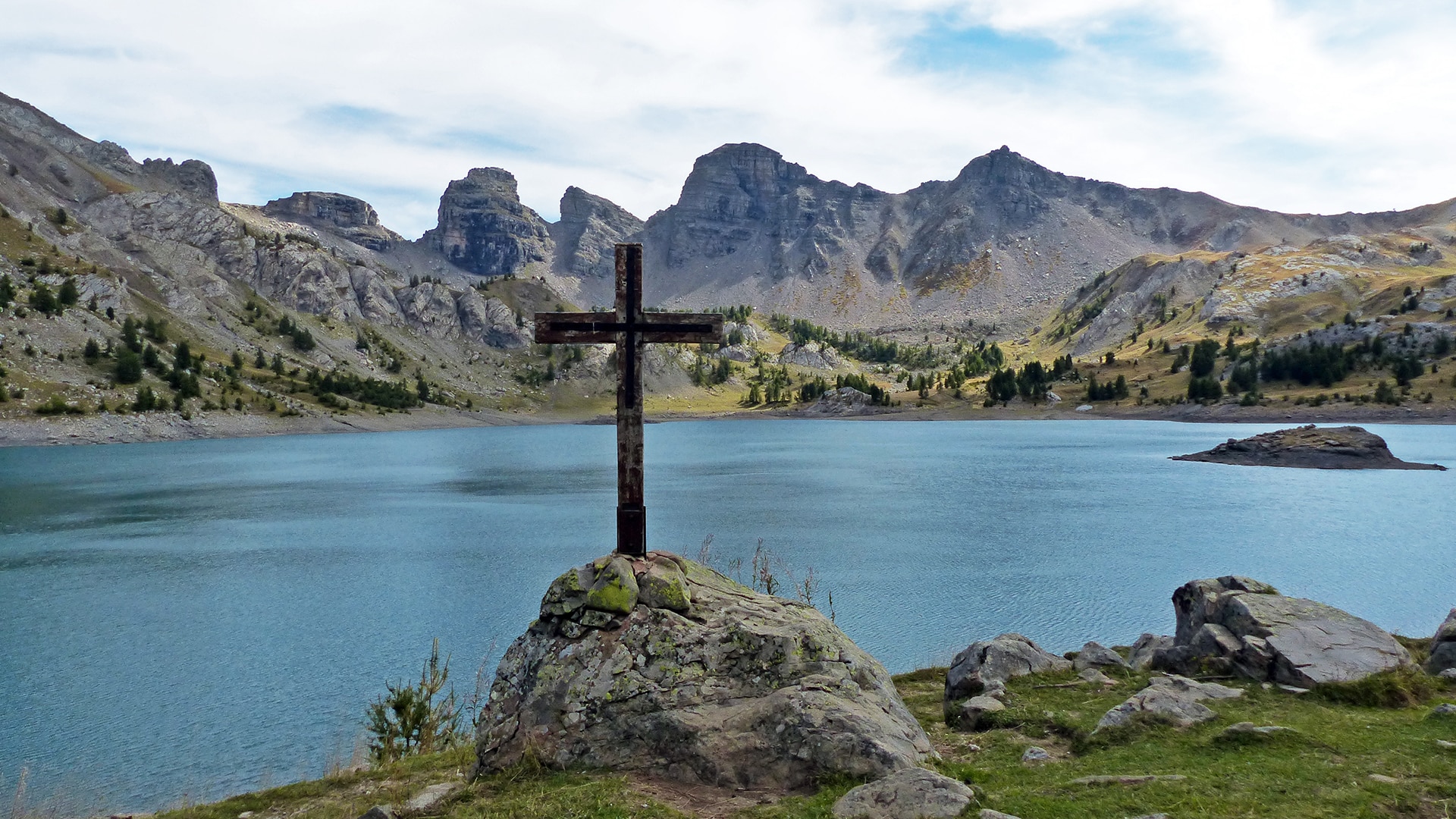 Top 10 most BEAUTIFUL lakes in France to visit, RANKED