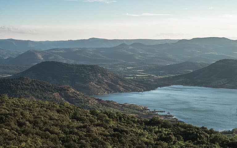 Top 10 most BEAUTIFUL lakes in France to visit, RANKED