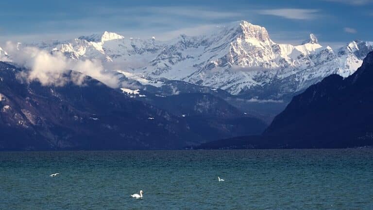 Top 10 most BEAUTIFUL lakes in France to visit, RANKED