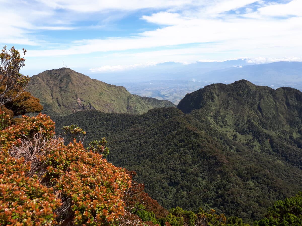 Top 10 BEAUTIFUL mountains in the PHILIPPINES for hikers