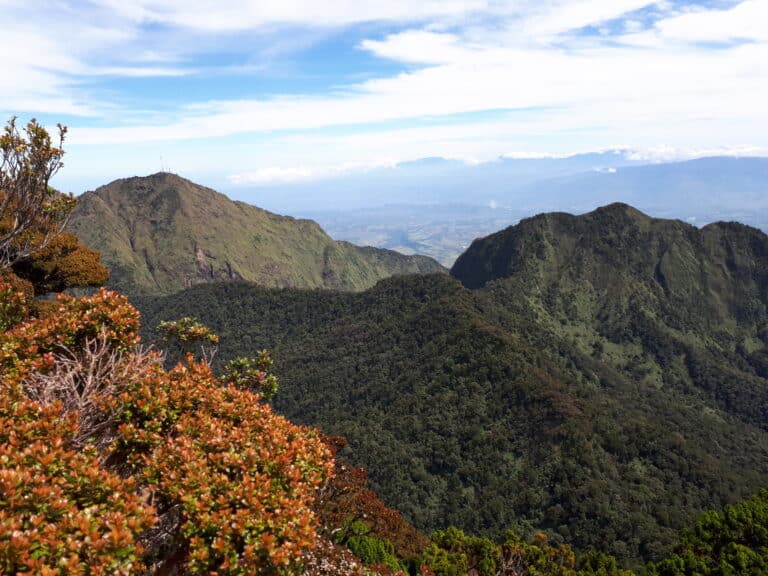 Top 10 BEAUTIFUL mountains in the PHILIPPINES for hikers