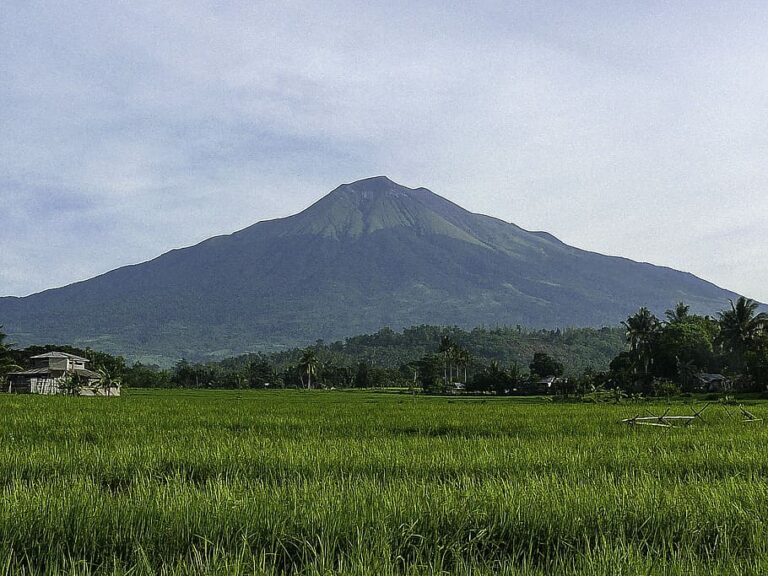 Top 10 BEAUTIFUL mountains in the PHILIPPINES for hikers