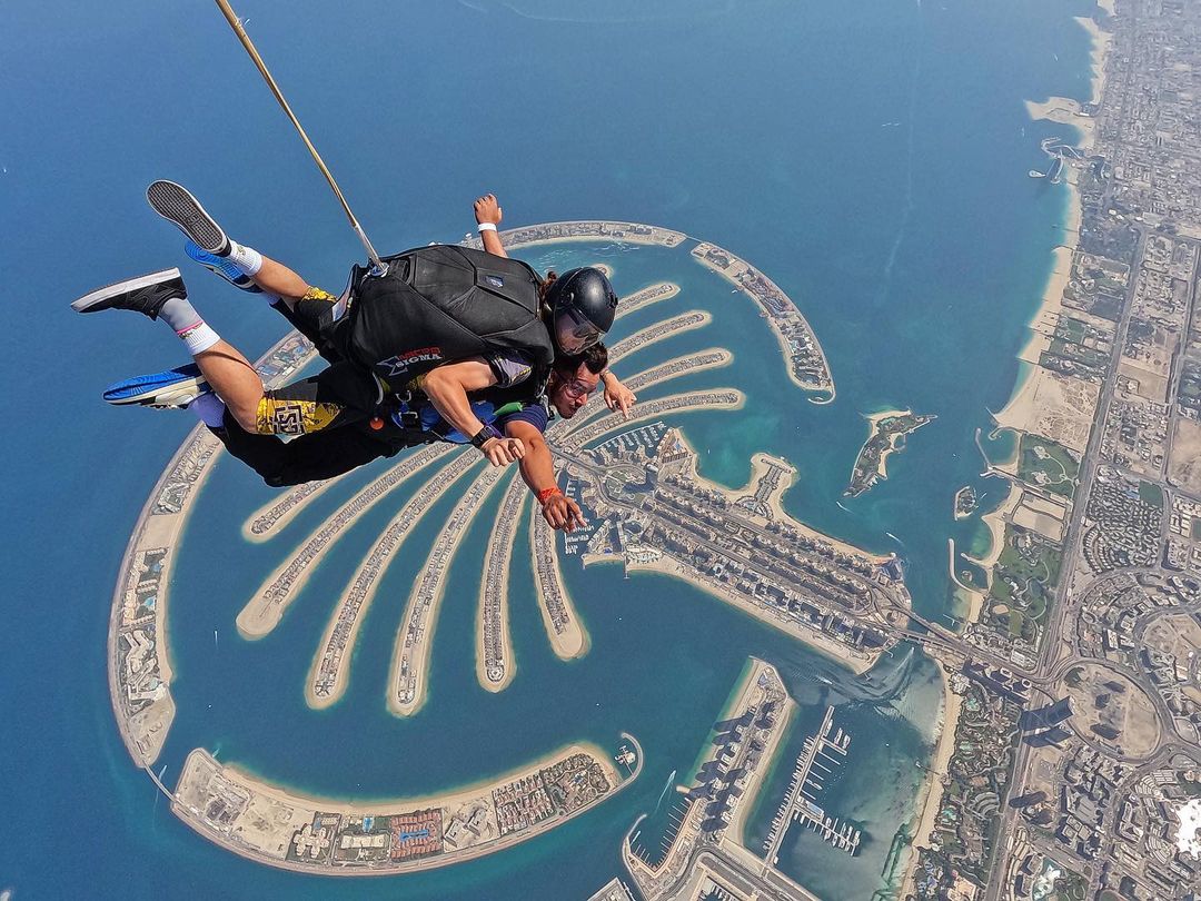How DANGEROUS is SKYDIVING? The 10 best places in the world for ...