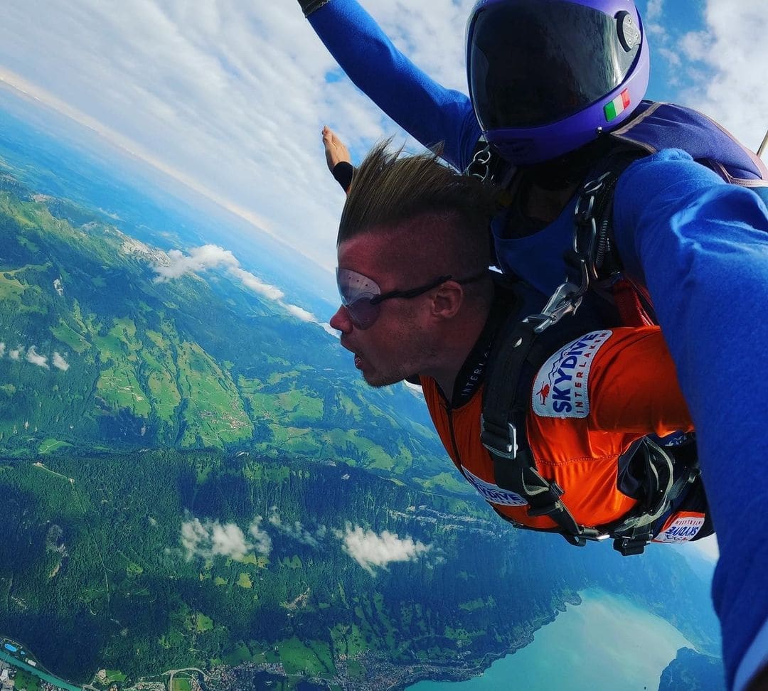 How DANGEROUS is SKYDIVING? The 10 best places in the world for ...